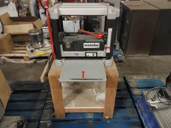Lot 4: METABO DH330 BENCH TOP PLANER 1800W 240V WITH TABLE STAND ...