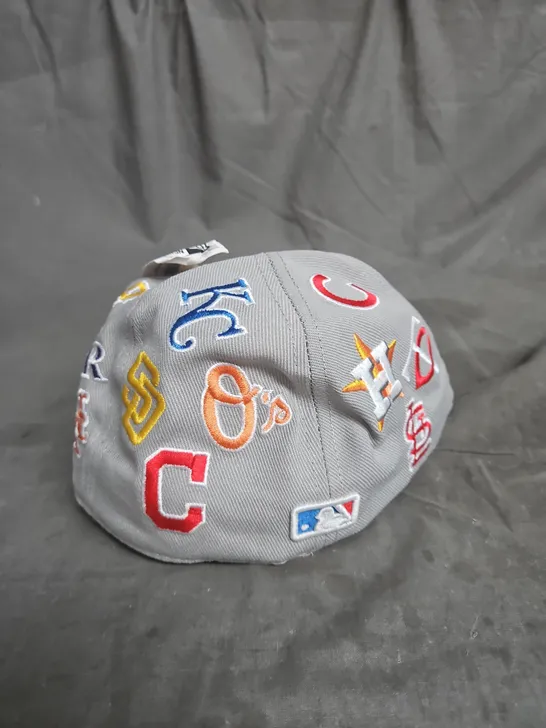 Lot 1736: NEW ERA GREY BASEBALL CAP WITH MULTICOLOUR EMBROIDERED MLB ...