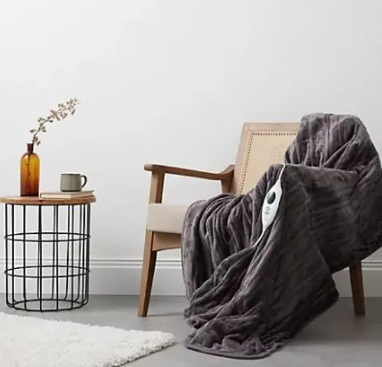 Lot 257: COZEE HOME FAUX FUR AND VELVETSOFT HEATED THROW WITH 9 HEAT ...