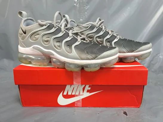 Lot 9011: BOXED PAIR OF NIKE VM AIR SHOES IN GREY SIZE UK 9 - 5200993 ...