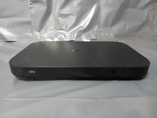 Lot 200: SKY Q BOX - ES130 - 4894875 | Simon Charles Auctioneers