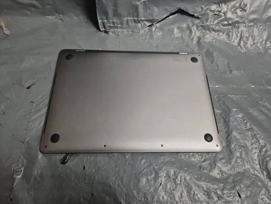 Lot 1296: APPLE MACBOOK PRO - MODEL A1706 - 5271091 | Simon Charles ...