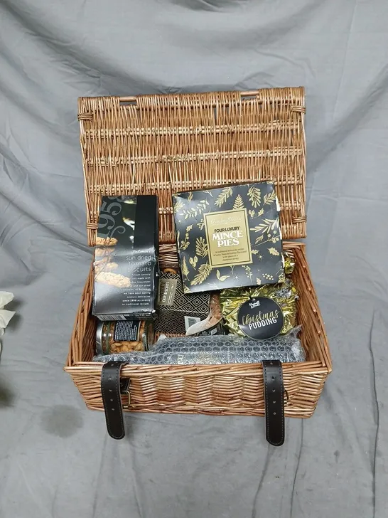 Lot 7313: SEASONS GREETINGS HAMPER GIFT SET INCLUDING BISCUITS, WINE ...