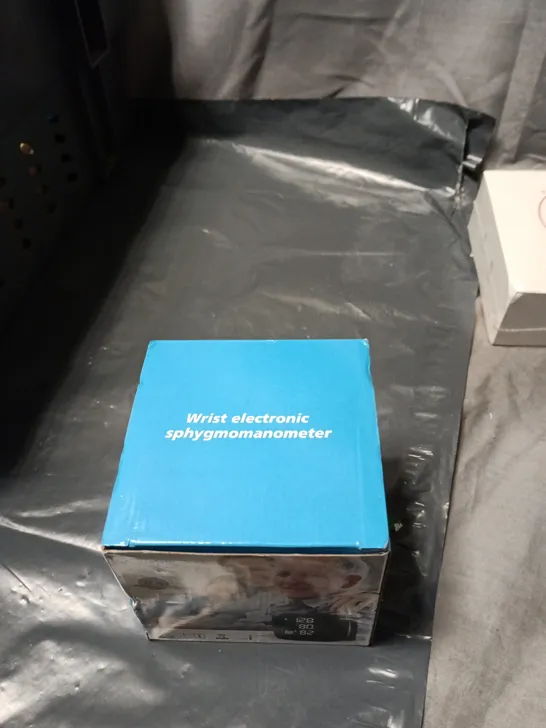 Lot 27: BOX OF APPROXIMATELY 10 ELECTRONIC ITEMS TO INCLUDE: HEARING ...