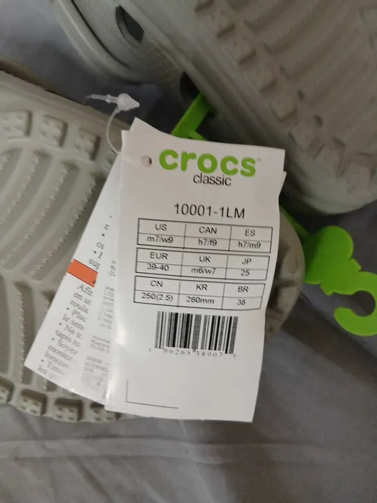 Lot 45: CROCS CLASSIC KIDS CLOGS – LIGHT GREY (10001-1LM) - 5351120 | Simon Charles Auctioneers