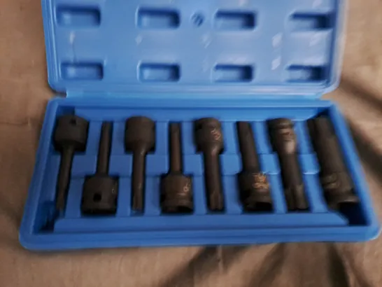 Lot 124: 8 PC SET OF STAR KEYS - 4965632 | Simon Charles Auctioneers