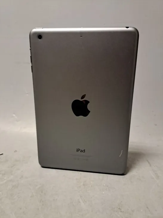 Lot 2722: APPLE IPAD A1489 - 5109298 | Simon Charles Auctioneers