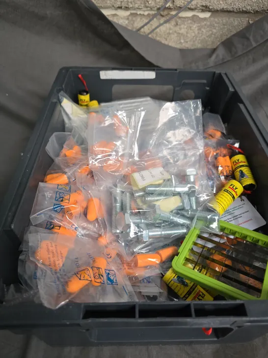 Lot 604: APPROXIMATELY 25 ITEMS INCLUDING A FLY CATCHER A YALE LOCK AND ...