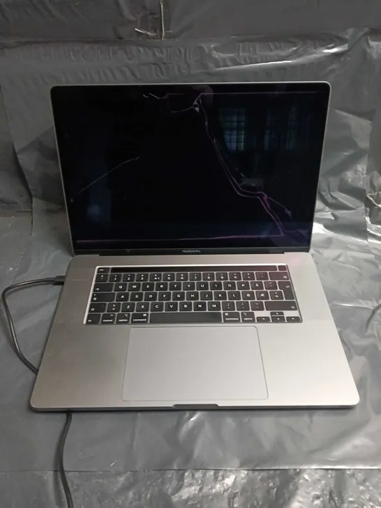 Lot 64: UNBOXED APPLE MACBOOK PRO 13" ALUMINIUM LAPTOP WITH CRACKED ...
