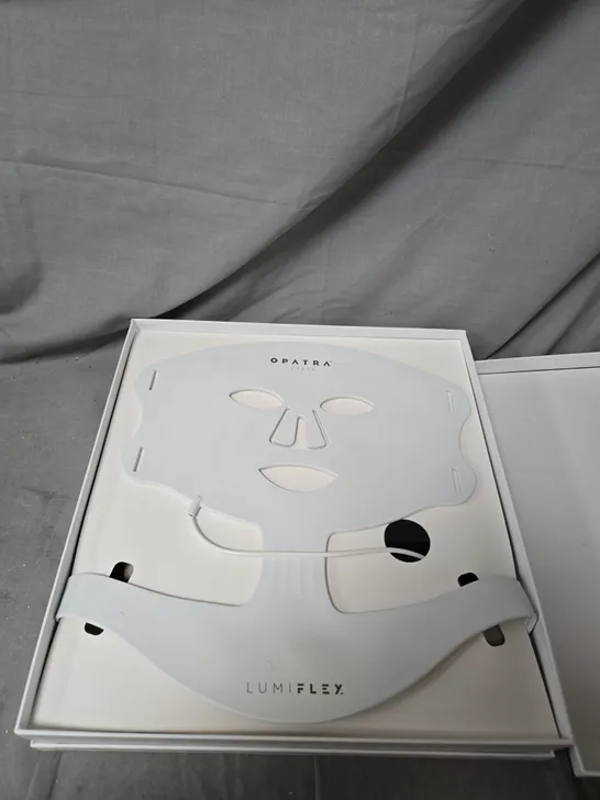 Lot 5211: OPATRA LONDON LUMIFLEX LED LIGHT THERAPY MASK - 5380674 ...