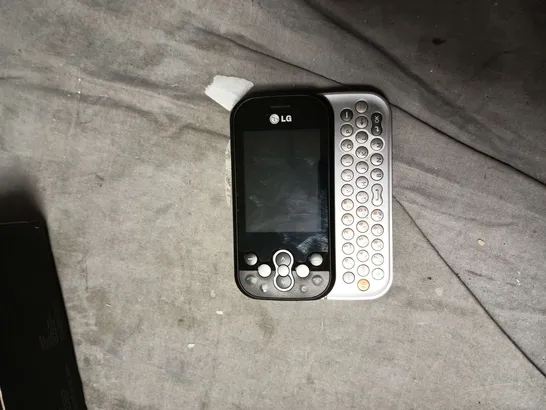 Lot 931: LG KS360 MOBILE PHONE – BLACK WITH SLIDE-OUT QWERTY KEYBOARD ...