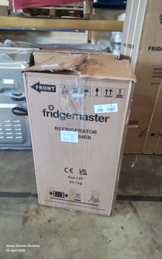 Lot 258: BOXED FRIDGEMASTER MUR4894EB UNDER COUNTER FRIDGE WITH ICE BOX ...