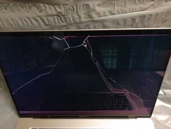 Lot 64: UNBOXED APPLE MACBOOK PRO 13" ALUMINIUM LAPTOP WITH CRACKED ...