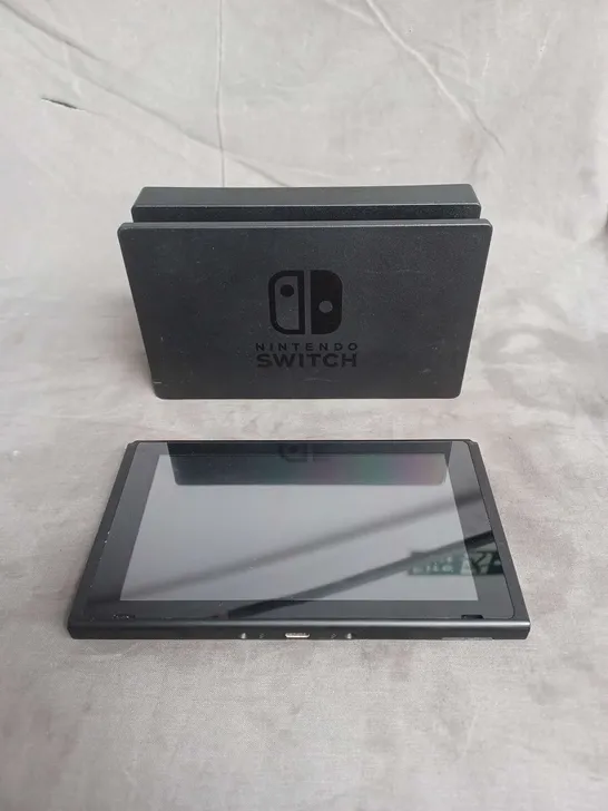 Lot 1061: NINTENDO SWITCH HANDHELD GAME CONSOLE IN BLACK WITH CHARGING ...