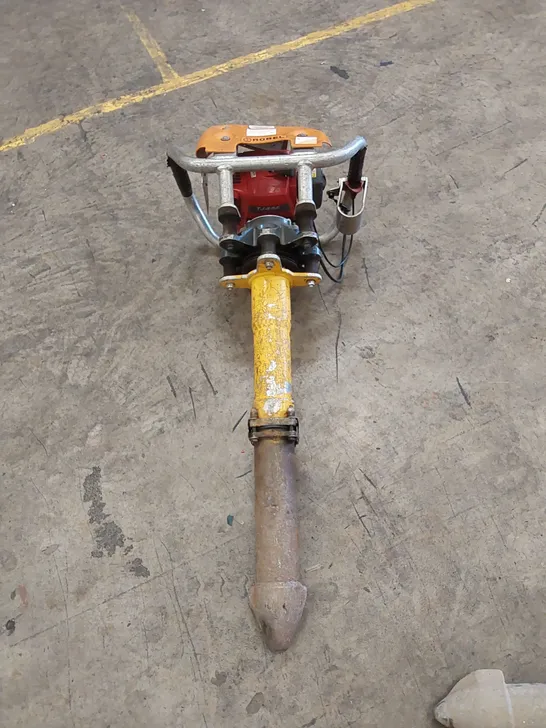 Lot 40: ROBEL 62.05 2 STROKE VERTICAL TAMPER - RAILWAY MAINTENANCE TOOL ...