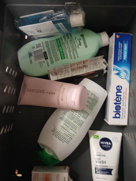 Lot 2402: APPROXIMATELY 15 ASSORTED HEALTH & BEAUTY PRODUCTS TO INCLUDE ...