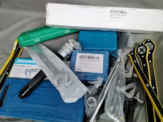 Lot 5041: APPROXIMATELY 15 ASSORTED TOOLS TO INCLUDE SOCKET SET ...