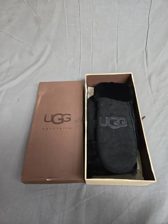 Lot 7757: BOXED UGG LOGO MITTENS - 5057084 | Simon Charles Auctioneers