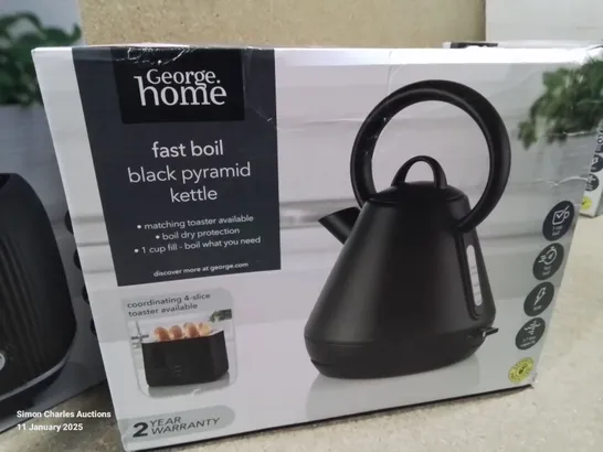 Lot 216: BOXED KETTLE, TOASTER, SANDWICH TOASTER, PYRAMID KETTLE, AND ...