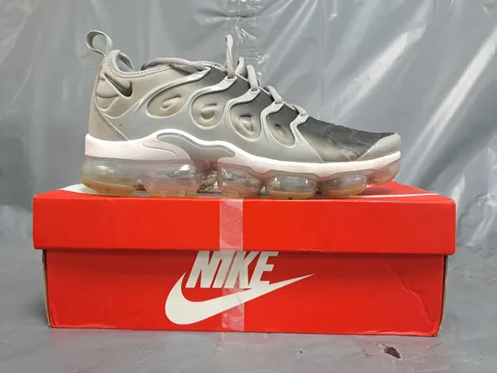 Lot 9011: BOXED PAIR OF NIKE VM AIR SHOES IN GREY SIZE UK 9 - 5200993 ...