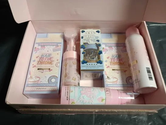 Lot 1000: PLOUISE BOX SET - 5541778 | Simon Charles Auctioneers