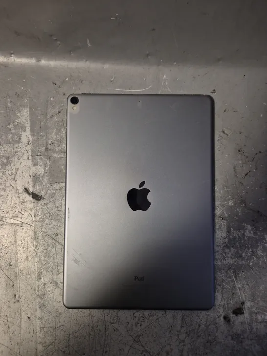 Lot 6551: APPLE IPAD PRO MODEL A1701 - 5223312 | Simon Charles Auctioneers
