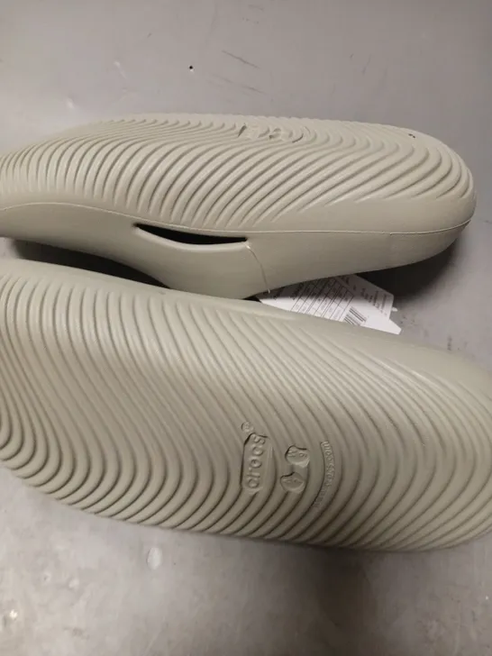 Lot 1056: PAIR OF CROCS UNISEX SHOES, SAGE - UK SIZE 6/7 - 5062694 ...
