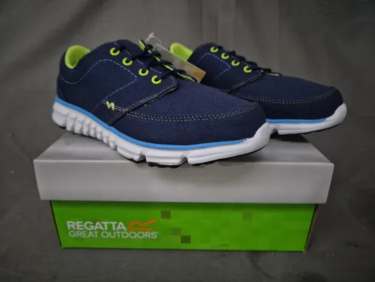 Lot 7029: BOXED PAIR OF REGATTA KID'S MARINE JNR SHOES IN NAVY/GREEN UK ...