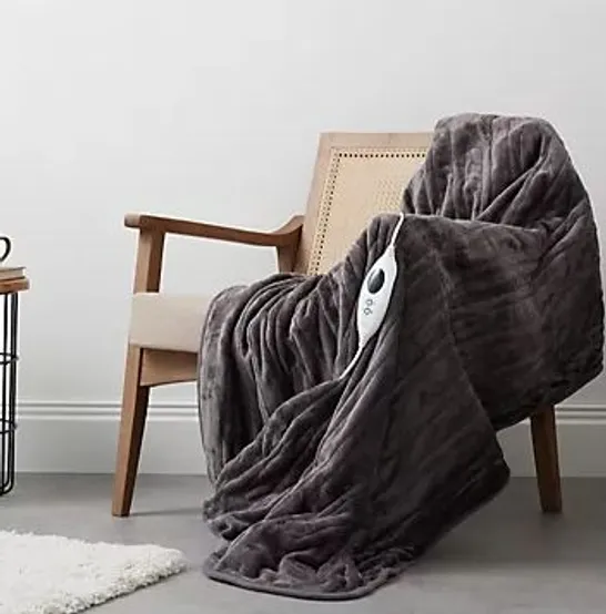 Lot 1033: COZEE HOME FAUX FUR AND VELVETSOFT HEATED THROW WITH 9 HEAT ...