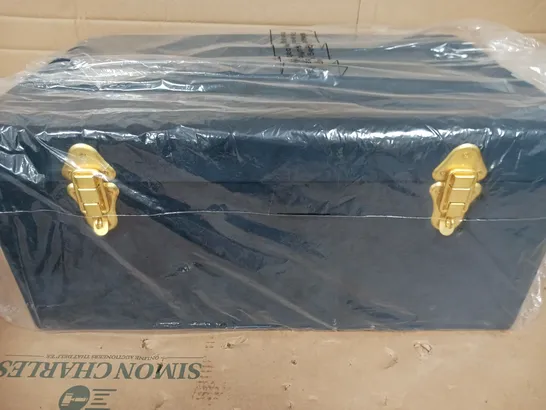 Lot 2902: BUNDLEBERRY AMANDA HOLDEN SET OF 3 VELVET TOUCH TRUNKS CASES ...