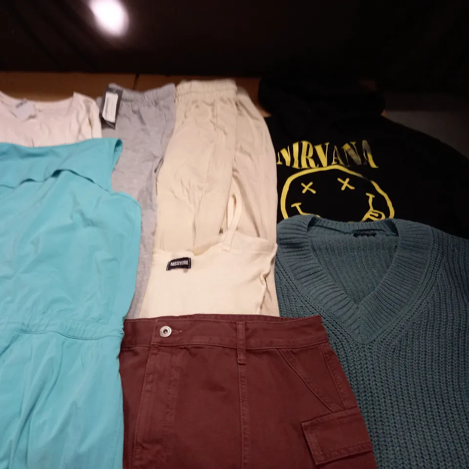 Lot 3297: LARGE QUANTITY OF ASSORTED CLOTHING ITEMS TO INCLUDE BOOHOO ...