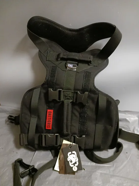 Lot 1026: ONETIGRIS BODY ARMOUR VEST - 5012910 | Simon Charles Auctioneers