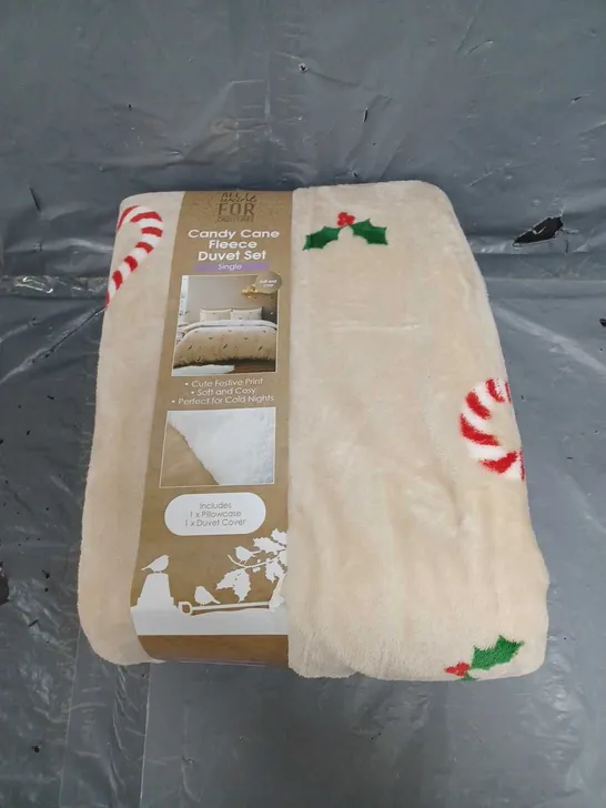 Lot 6869: CANDY CANE FLEECE DUVET SET SINGLE - 4937969 | Simon Charles ...