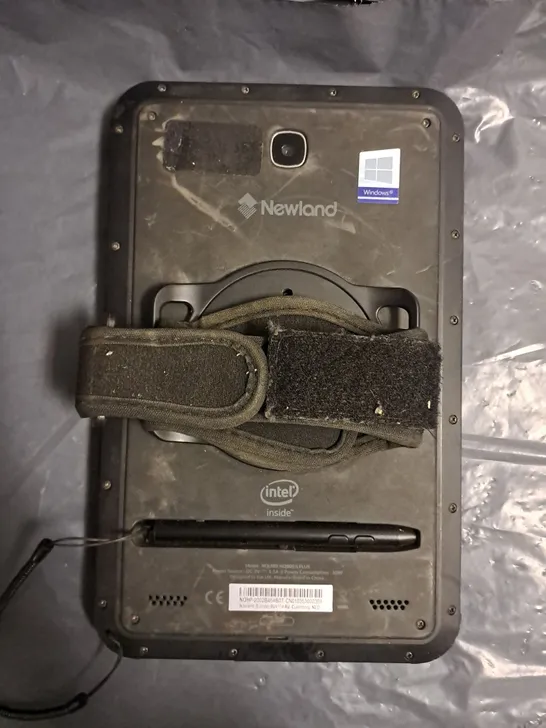 Lot 8648: NEWLAND WINDOWS TABLET NQUIRE NQ800 2 WITH BARCODE SCANNER ...