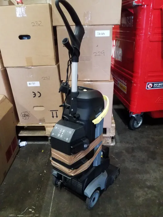 Lot 238: KÄRCHER BR 30/4 C BP UPRIGHT SCRUBBER DRIER RRP £1699 ...