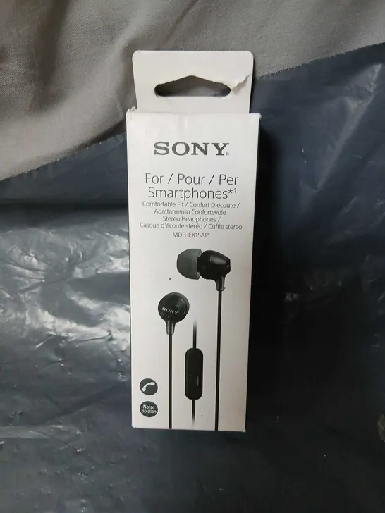 Lot 8106: SONY MDR-EX15AP IN-EAR HEADPHONES WITH INLINE MIC – BOXED ...