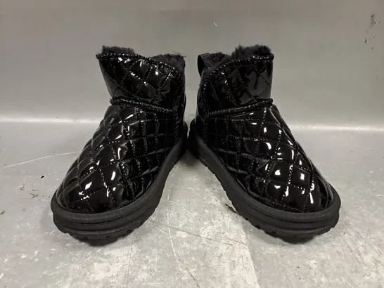 Lot 7041: BOXED PAIR OF UNBRANDED KID'S QUILTED ANKLE BOOTS IN BLACK EU ...