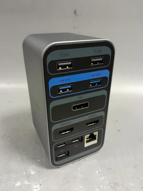 Lot 2075: AITEK USB C DOCKING STATION - 4873936 | Simon Charles Auctioneers