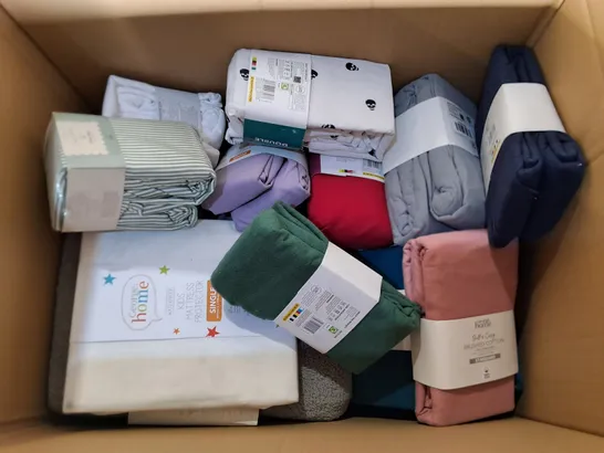 Lot 2623: LOT OF APPROXIMATELY 20 ASSORTED BEDDING AND SOFT FURNISHING ...