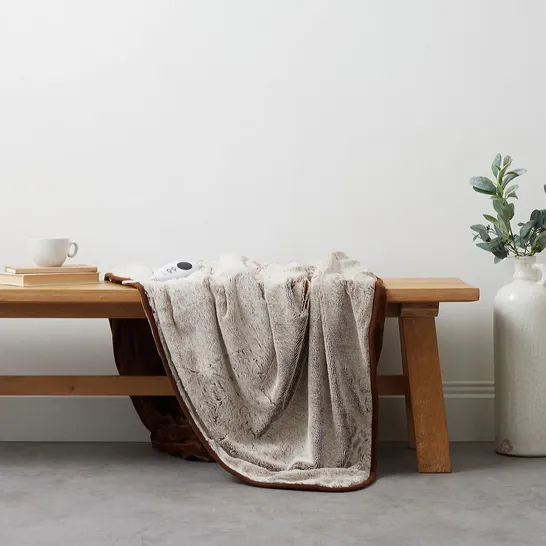Lot 2405: COZEE HOME LUXURY HEATED THROW - 4885804 | Simon Charles ...