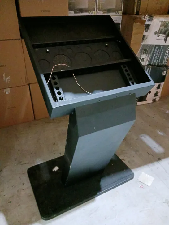 Lot 4210: 4 X ASSORTED ELECTRICAL PRODUCTS TO INCLUDE BLACK METAL MULTI ...