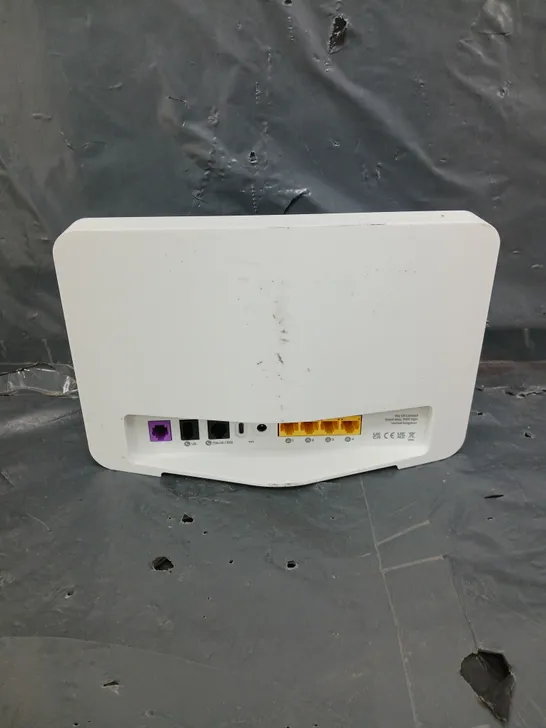 Lot 3011: SKY SR213-02-UK WIFI HUB WIRELESS ROUTER - 4985510 | Simon ...