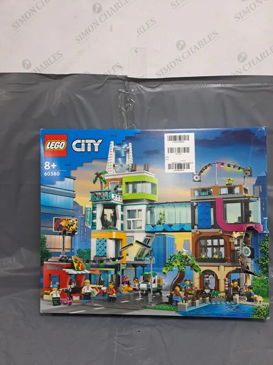 Lot 3413: BOXED LEGO CITY DOWNTOWN SET RRP £180 - 4970602 | Simon ...