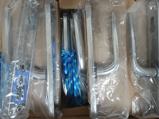 Lot 6524: BOXED SET OF COMBI DOOR HANDLES - 5100472 | Simon Charles ...