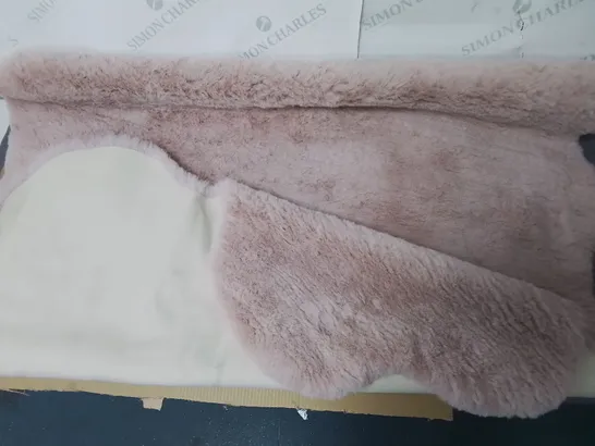 Lot 474: PINK SHEEP SKIN EFFECT RUG - 4754598 | Simon Charles Auctioneers