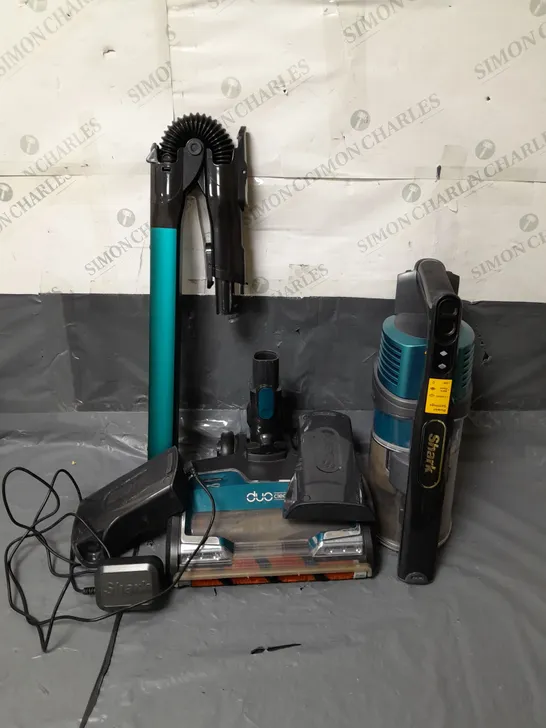 Lot 7568: SHARK DUO CLEAN VACUUM CLEANER - 5120089 | Simon Charles ...