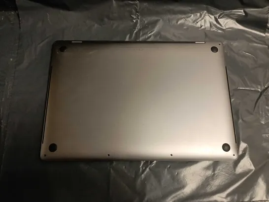 Lot 64: UNBOXED APPLE MACBOOK PRO 13" ALUMINIUM LAPTOP WITH CRACKED ...