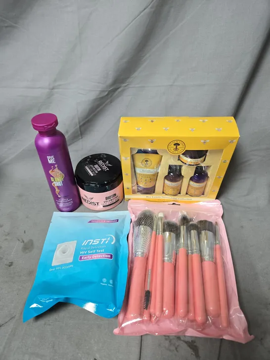 Lot 2035: APPROXIMATELY 15 ASSORTED HEALTH & BEAUTY PRODUCTS TO INCLUDE ...