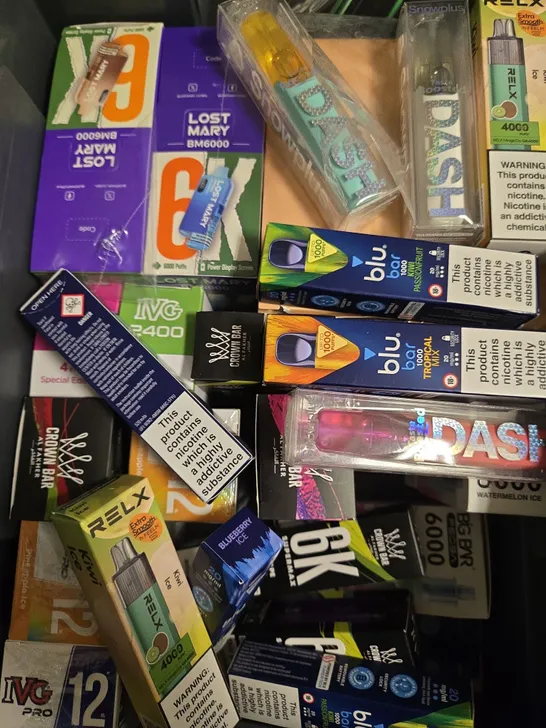 Lot 4722: APPROXIMATELY 20 ASSORTED E-CIGARETTE & VAPING ITEMS IN ...