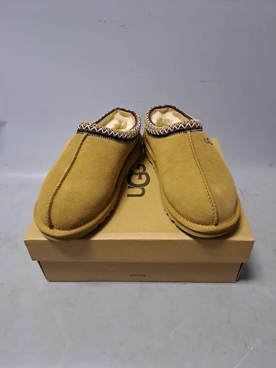 Lot 6211: BOXED PAIR OF UGG DAKOTA SHOE IN BROWN SIZE 4 - 5050677 ...